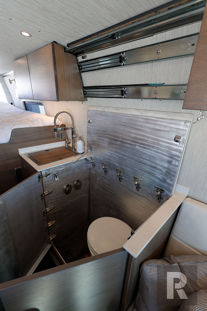 Luxury 4x4 Sprinter Van 170EXT - Reparadise